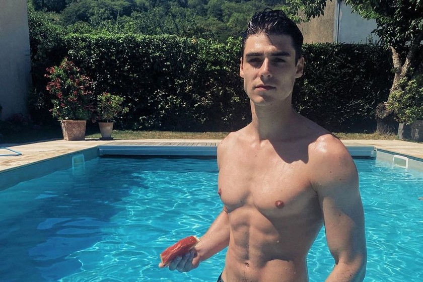 Rafa Miller se va a resfriar de tanto enseñarnos el pechito