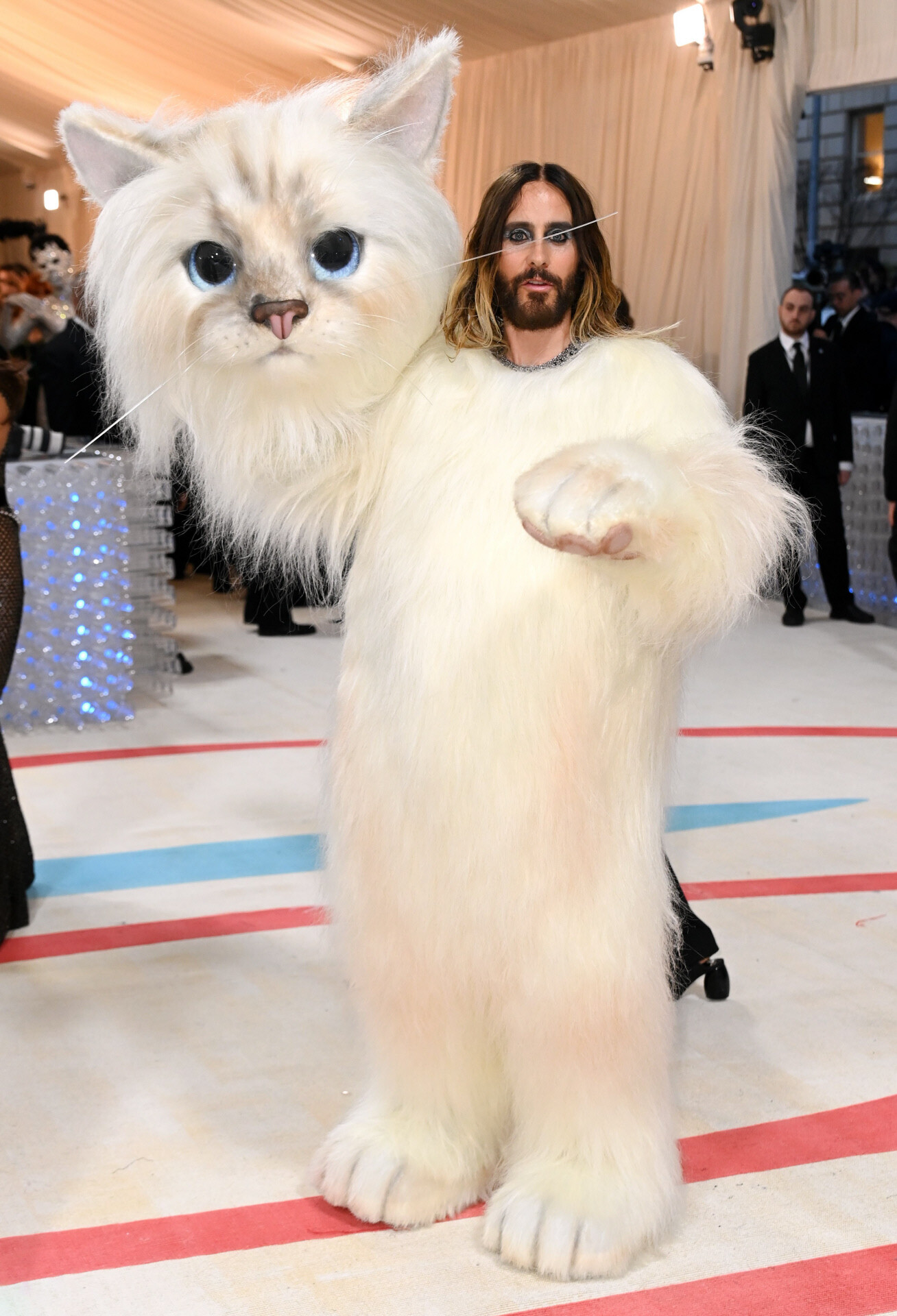 Doja Cat y Jared Leto se visten del gato de Karl Lagerfeld para asistir ...