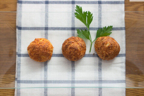 Mini buñuelos de queso gruyer, receta de cocina fácil, sencilla y deliciosa