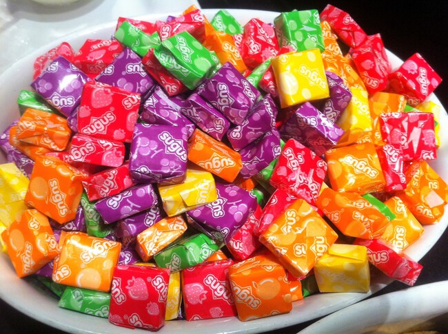 Por qué el mítico caramelo Sugus de piña es de color azul
