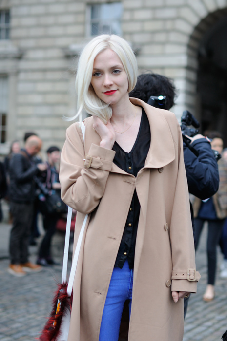 Un elogio al color en el street style de Londres por Alberto Bringas