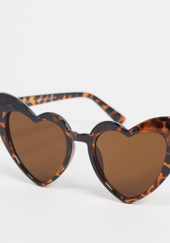 Regresamos a la infancia con estas gafas de sol en forma de corazón que ...