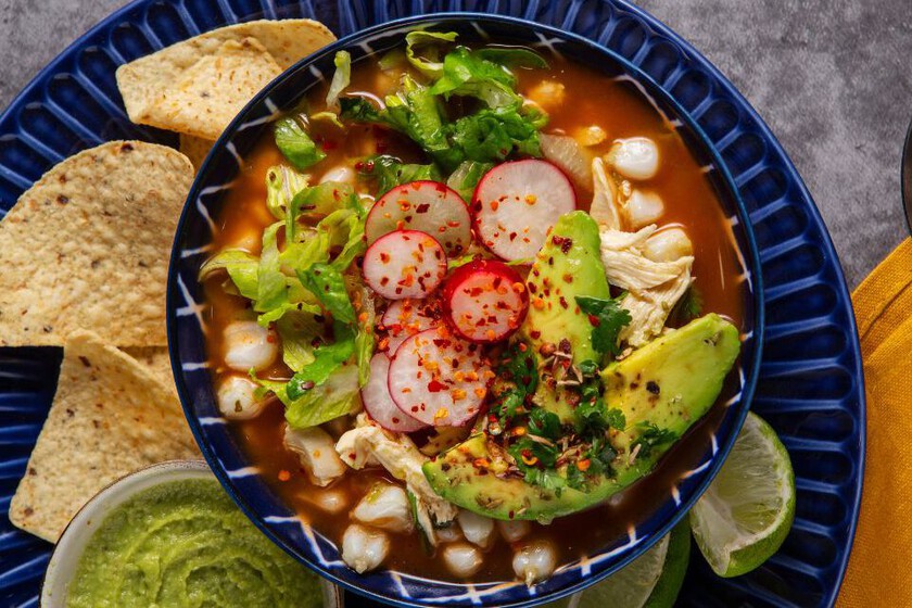 Cómo lograr que el pozole rojo de puerco quede con granos firmes y caldo espeso sin fallar en el ...