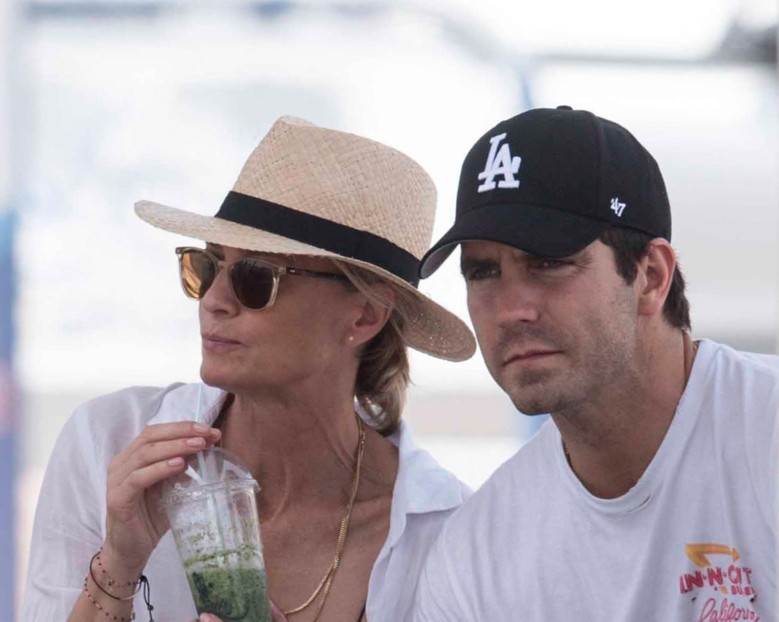 Robin Wright se ha casado por sorpresa (y hemos podido verla ya vestida ...