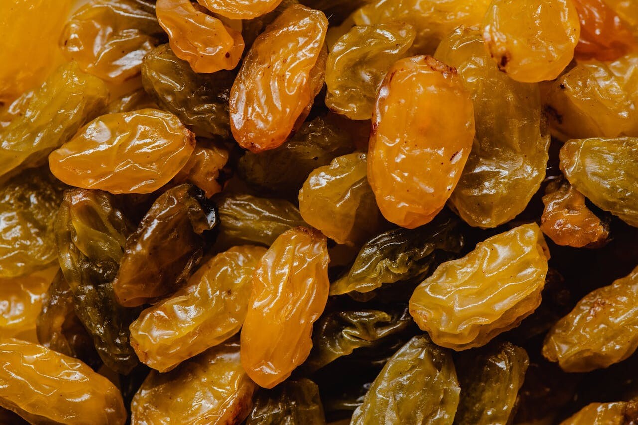 Qué son y cuáles son los 7 beneficios principales de las uvas pasas ...