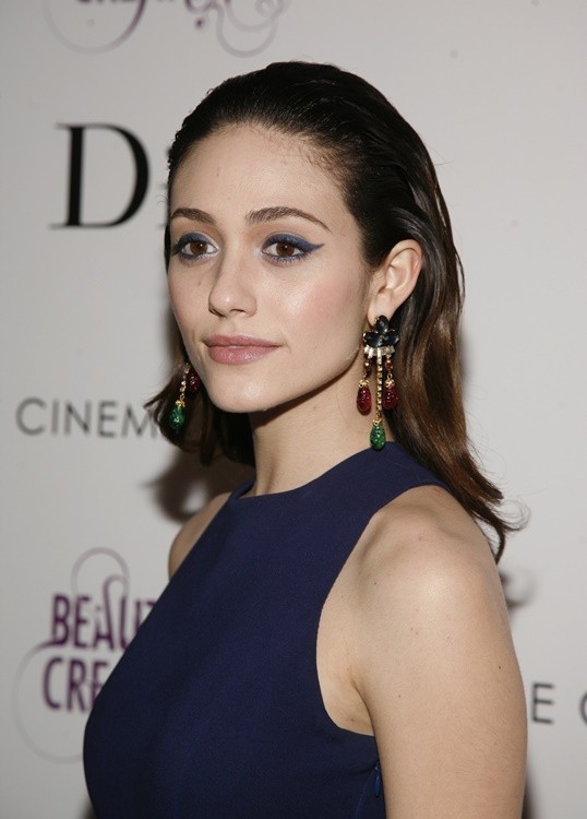 Emmy Rossum, tan joven y ya toda una experta en probar nuevos looks