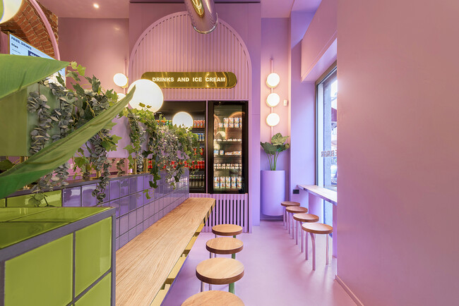 Color y diseño en esta hamburguesería diseñada por Masquespacio