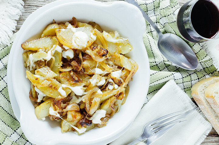 Papas con cebolla caramelizada. Receta vegetariana fácil