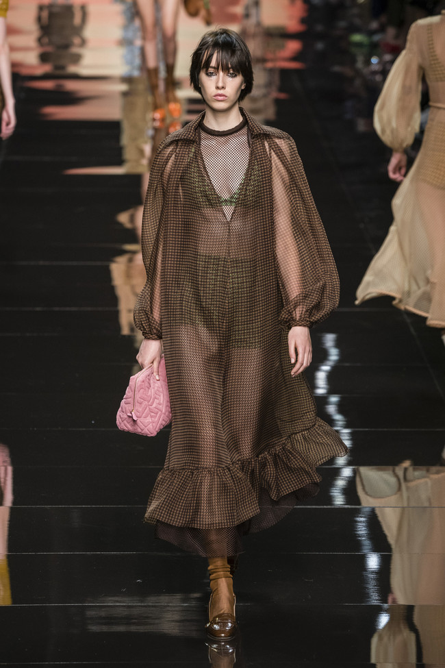Fendi apuesta por los looks retro en su desfile Primavera-Verano 2020