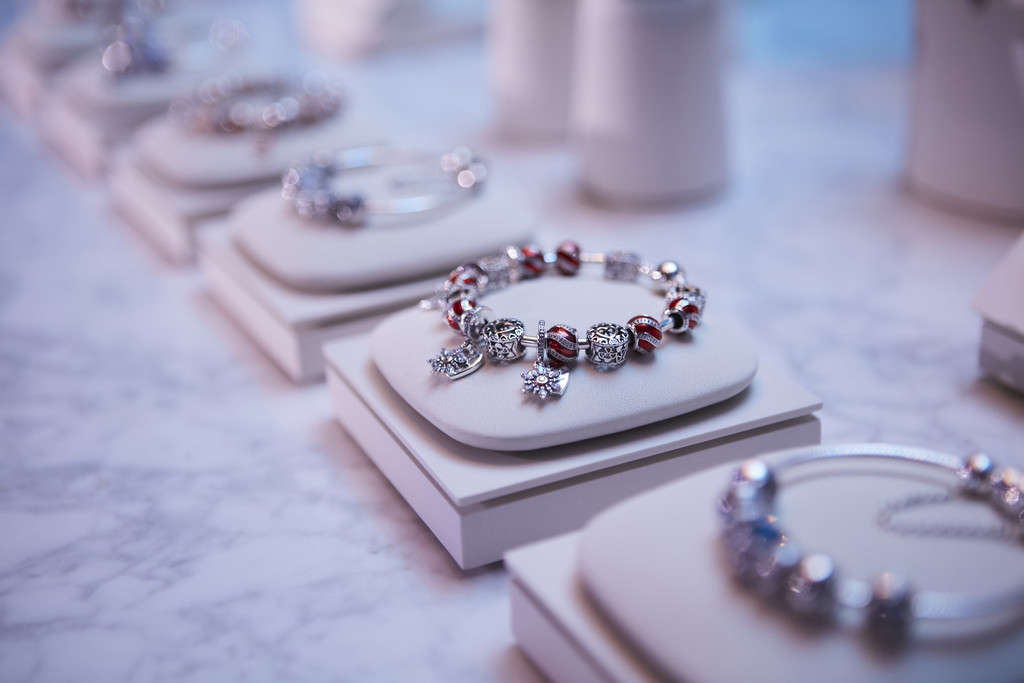 Pandora nos sorprende esta Navidad con su colección más minimalista y ...