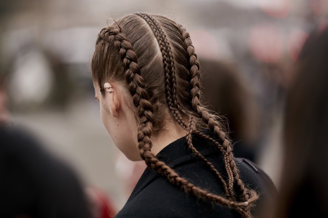 Las trenzas siguen siendo protagonistas de los looks del street style