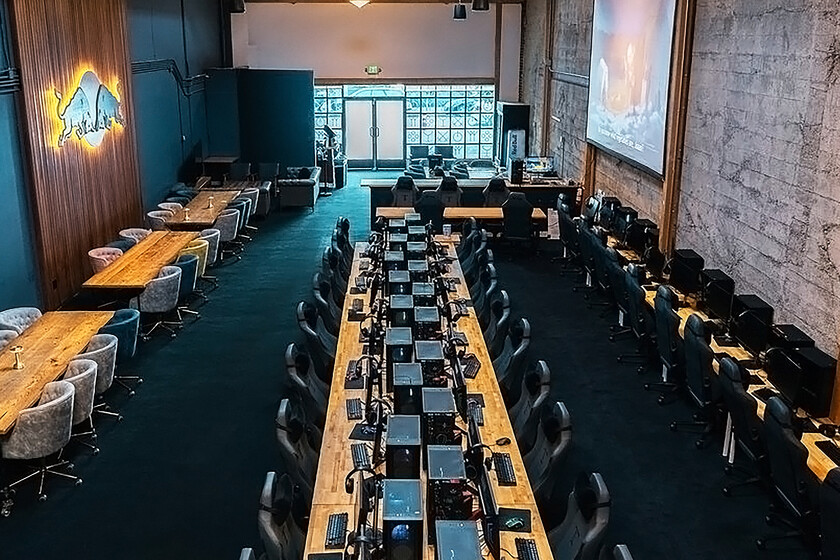 Así han evolucionado los cibercafés. Uno de los más grandes del mundo ...