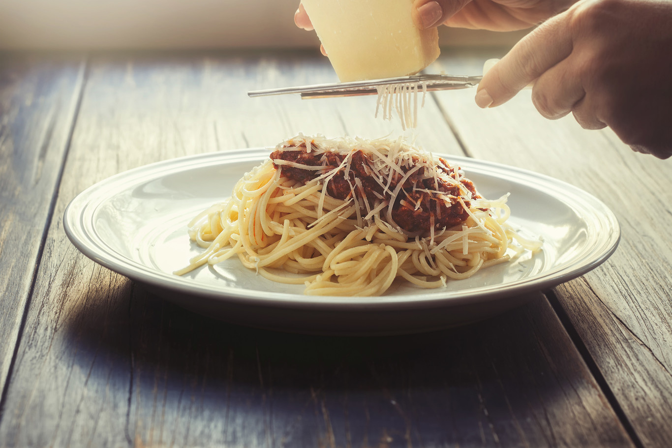 La mejor forma de rallar queso para cada plato (y los siete tipos de ...