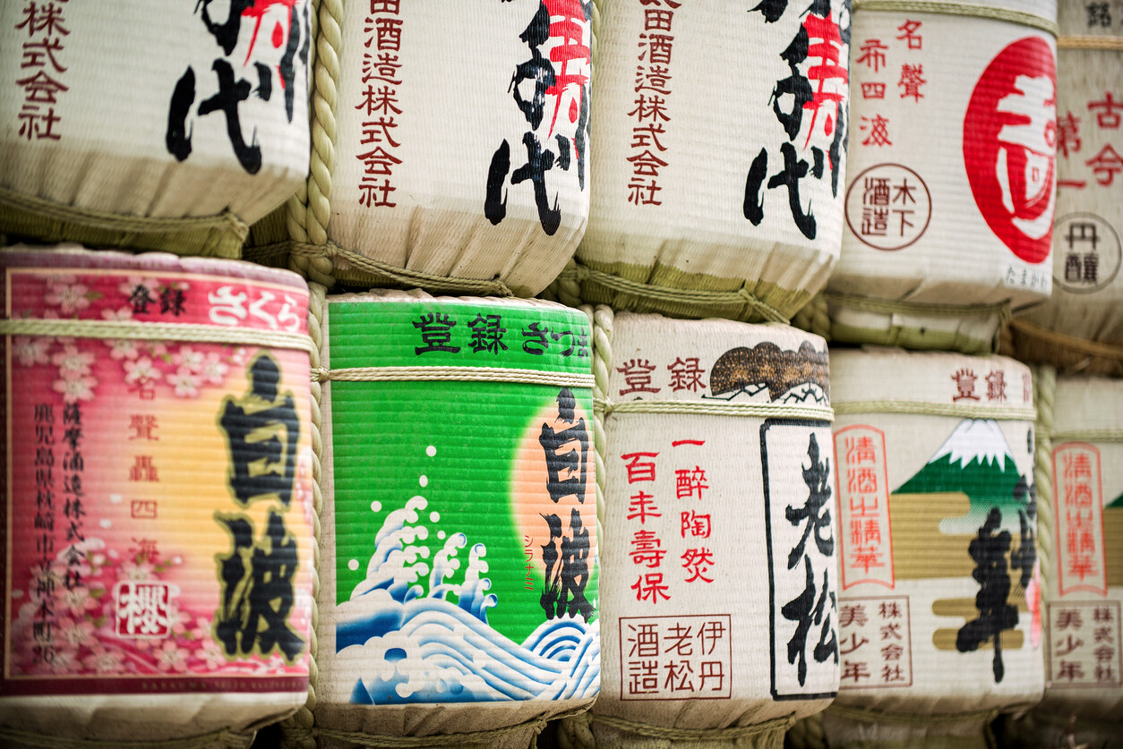 El sake, la bebida japonesa que se elabora como una cerveza y se bebe ...