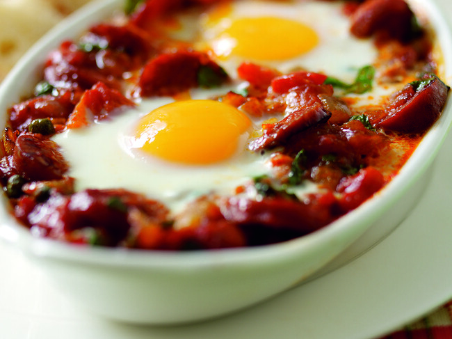 Recetas con chorizo: huevos al plato con chorizo para la cena o el desayuno