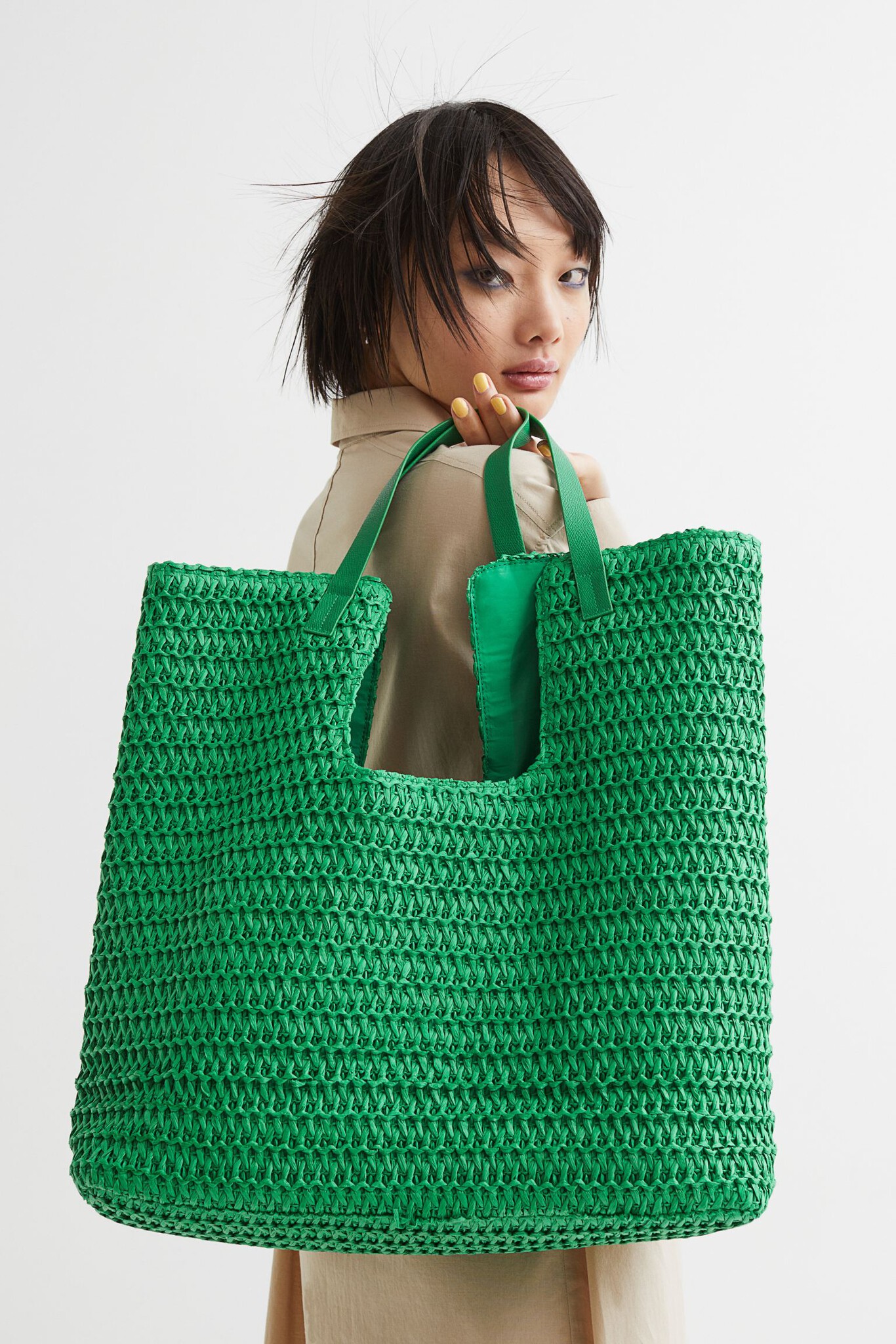 Larga vida a los bolsos de rafia: siete opciones que transformarán por ...