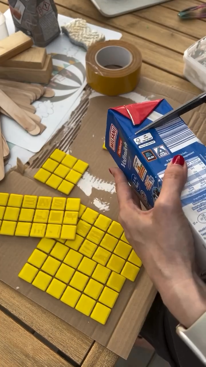 Así puedes hacer un jarrón de diseño con un brik de leche de Mercadona ...
