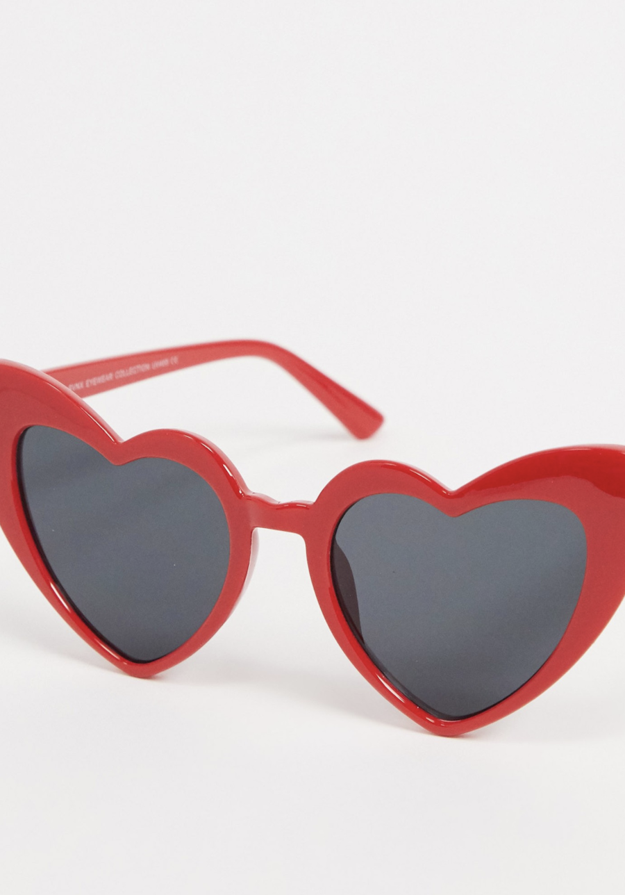 Regresamos a la infancia con estas gafas de sol en forma de corazón que ...