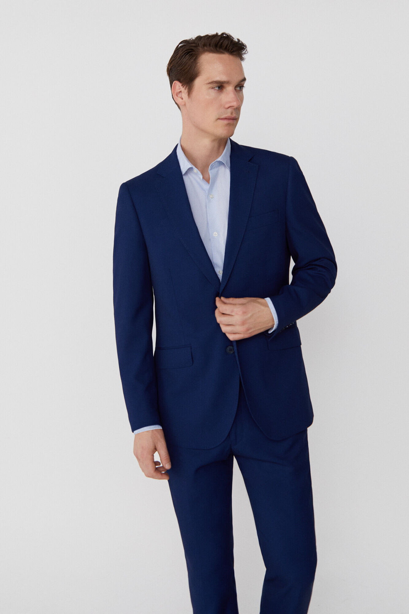 La americana azul es la prenda infalible que todo hombre debe tener en ...