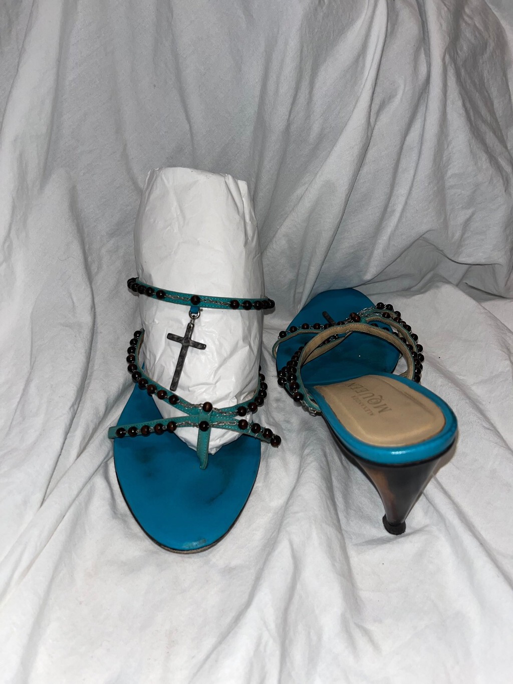 Los rosary heels de Alexander McQueen dan fe de que Rosalía no solo es ...