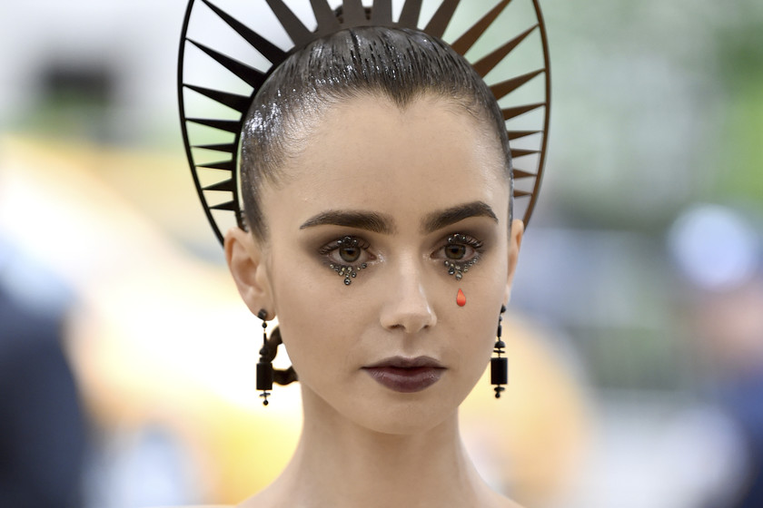 Gala Met 2018 Lily Collins Apuesta Y Gana Con El Efecto Wet