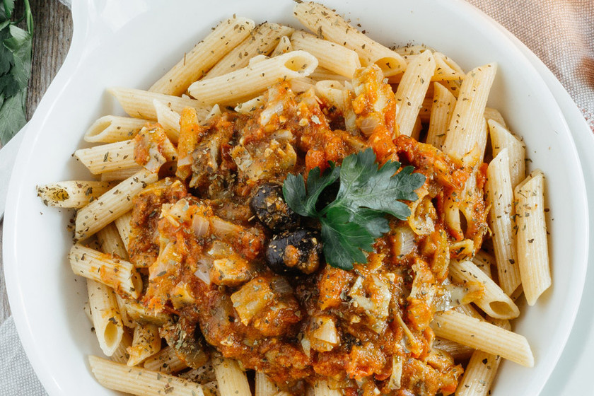 Pastas con salsa pesto, alcachofas y vino blanco. Receta de pasta