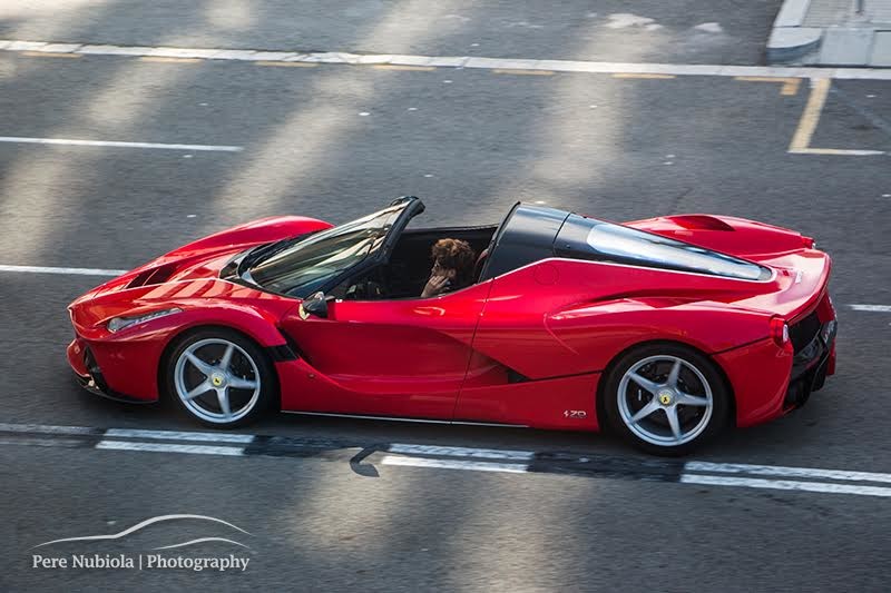 Y este es el Ferrari LaFerrari Aperta paseando por Barcelona con vídeo ...