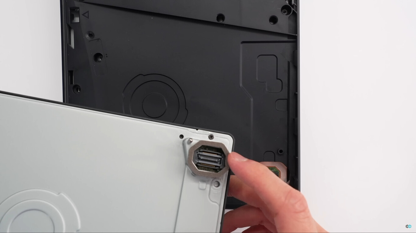 Han desmontado la PS5 "slim" y el sistema para añadir el lector es ...