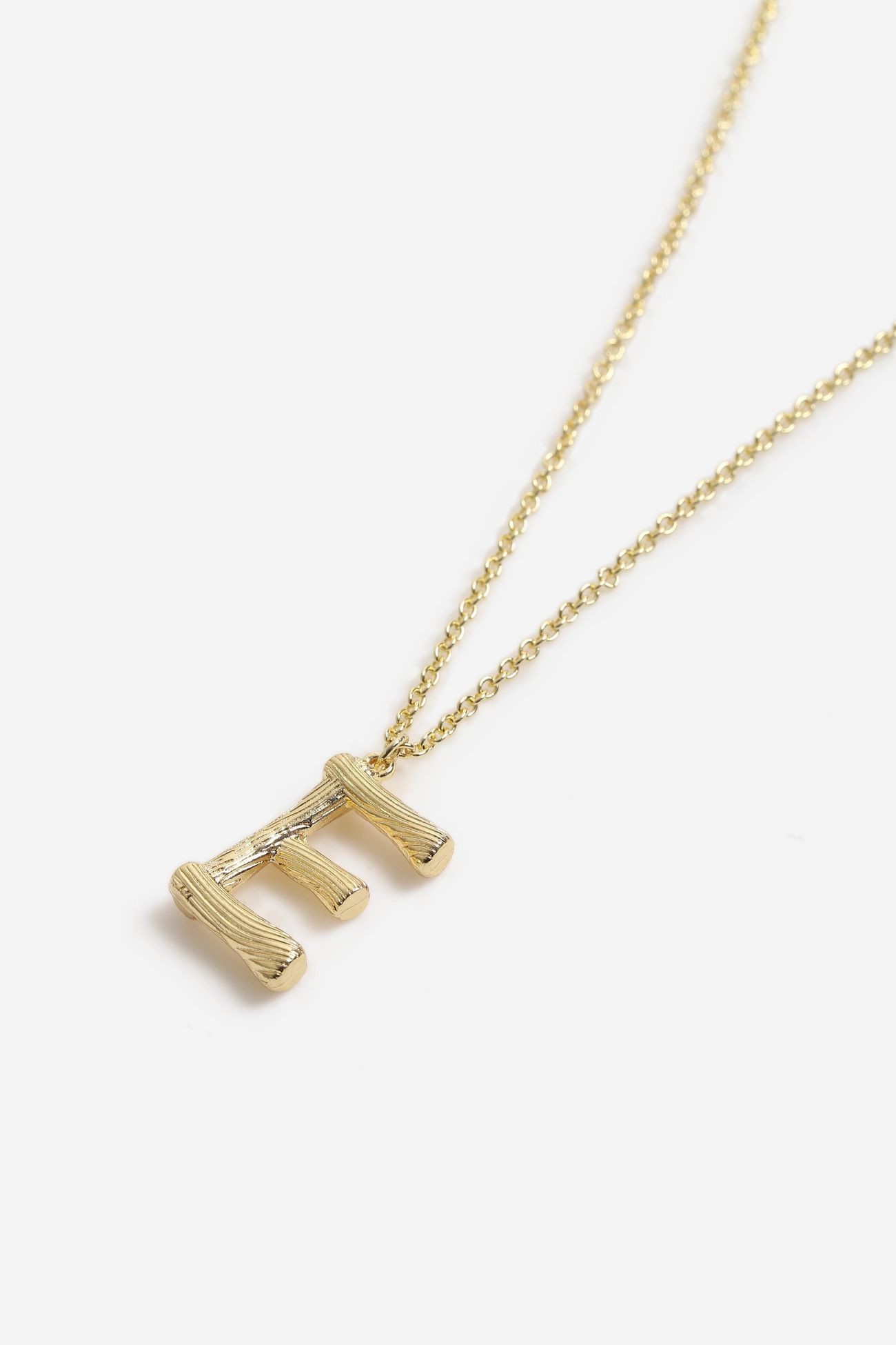 Los 29 collares con iniciales de tendencia con los que querrás llevar ...