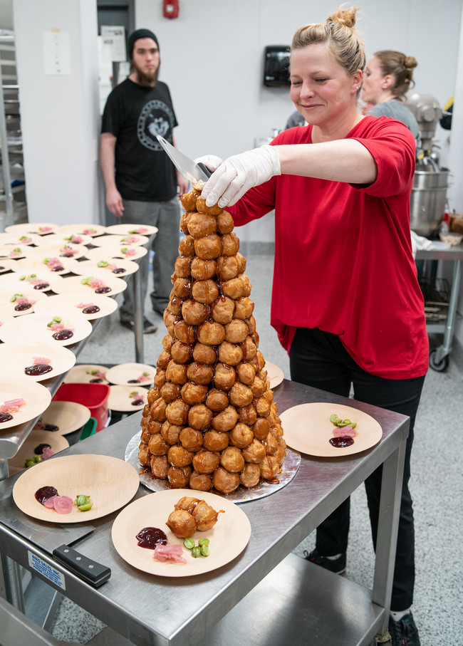 Croquembouche: cómo se hace el difícil postre al que se enfrentan en ...
