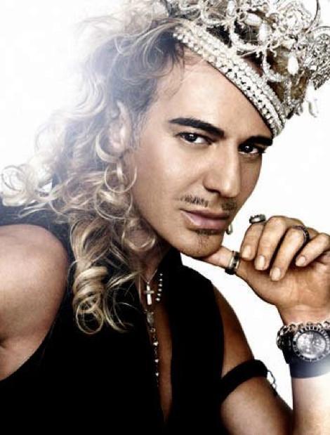 John Galliano vuelve a la escena, porque sigue siendo El Rey