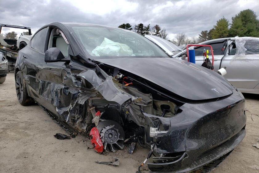 Reparar un Tesla sale tan caro que las aseguradoras prefieren subastar ...