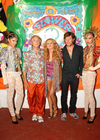La fiesta Flower Power vuelve a reunir a los famosos en Ibiza
