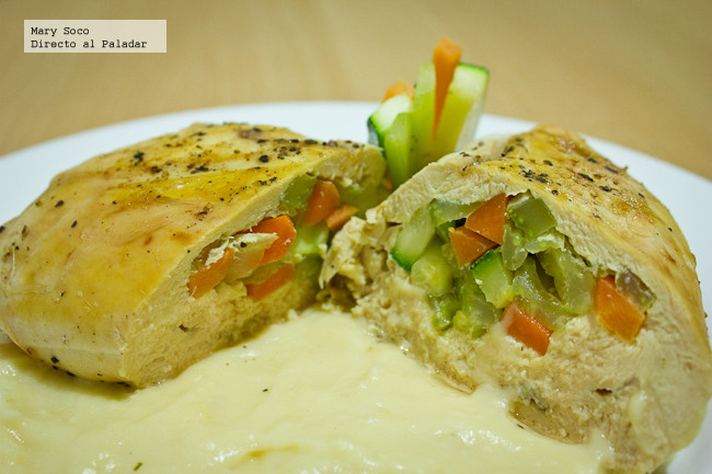 Pechugas de pollo rellenas de verduras en salsa suprema. Receta