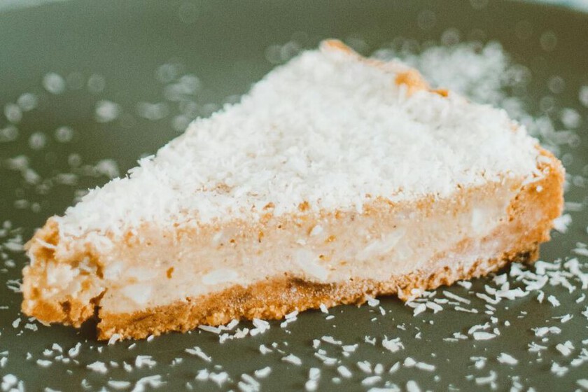 Pay de coco y queso crema de 5 ingredientes: es como una nube y lo ...