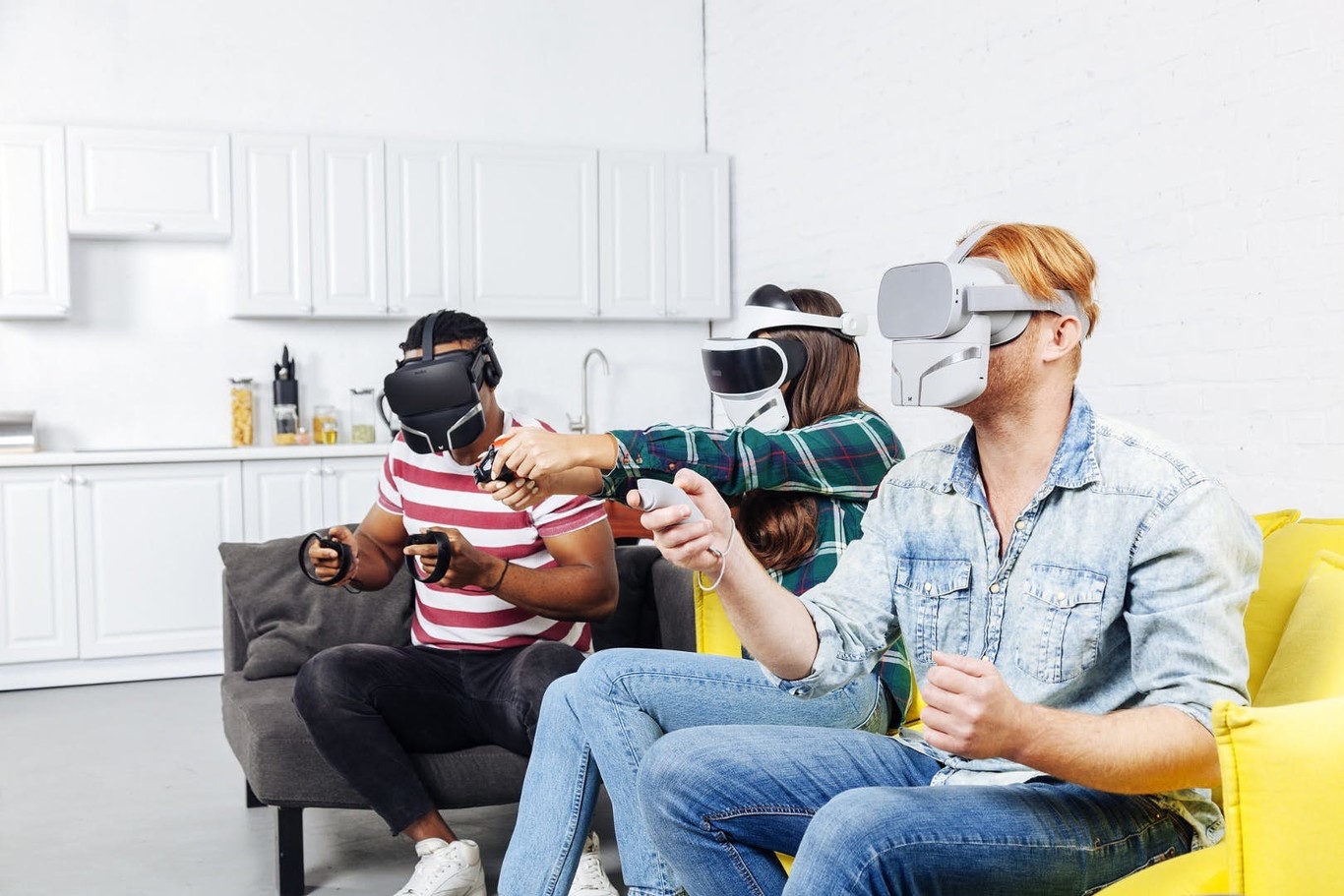 FeelReal VR Mask quiere extender la realidad virtual convencional a la dimensión olfativa y táctil