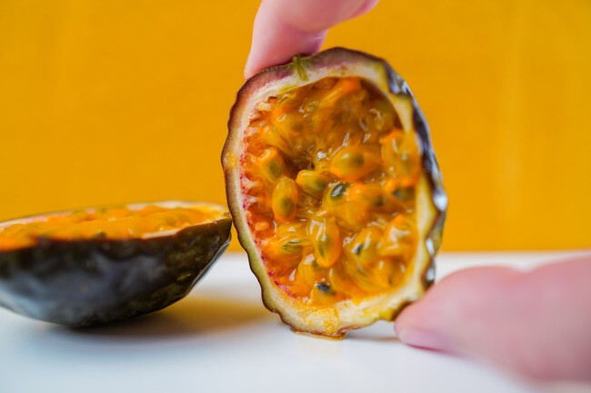 Fruta de la pasión o maracuyá, el fruto tropical de gelatinosa y dulce ...