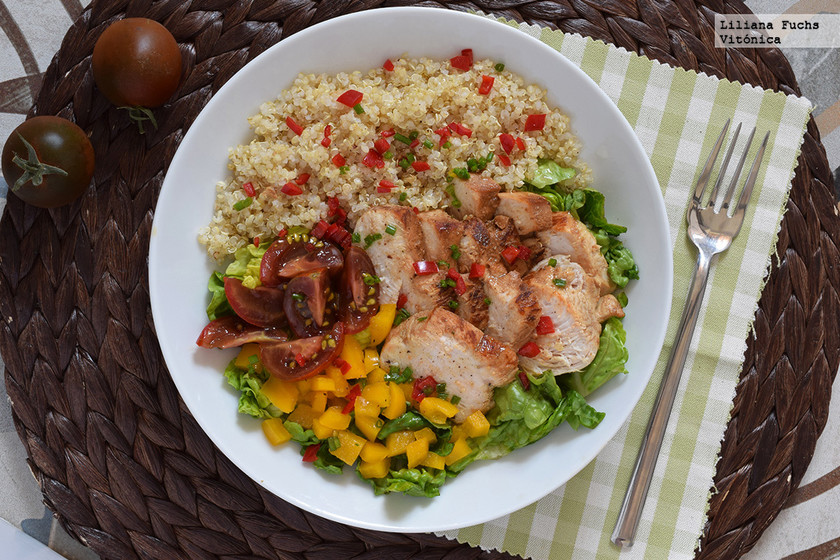 Ensalada de pollo, quinoa y cogollos. Receta saludable