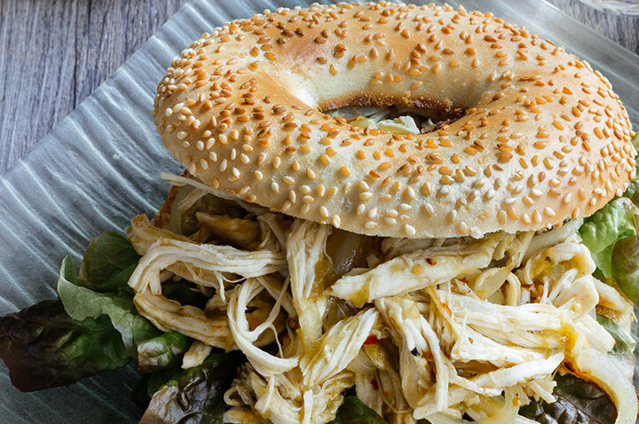 Bagel de pollo en salsa verde. Receta mexicana fusión