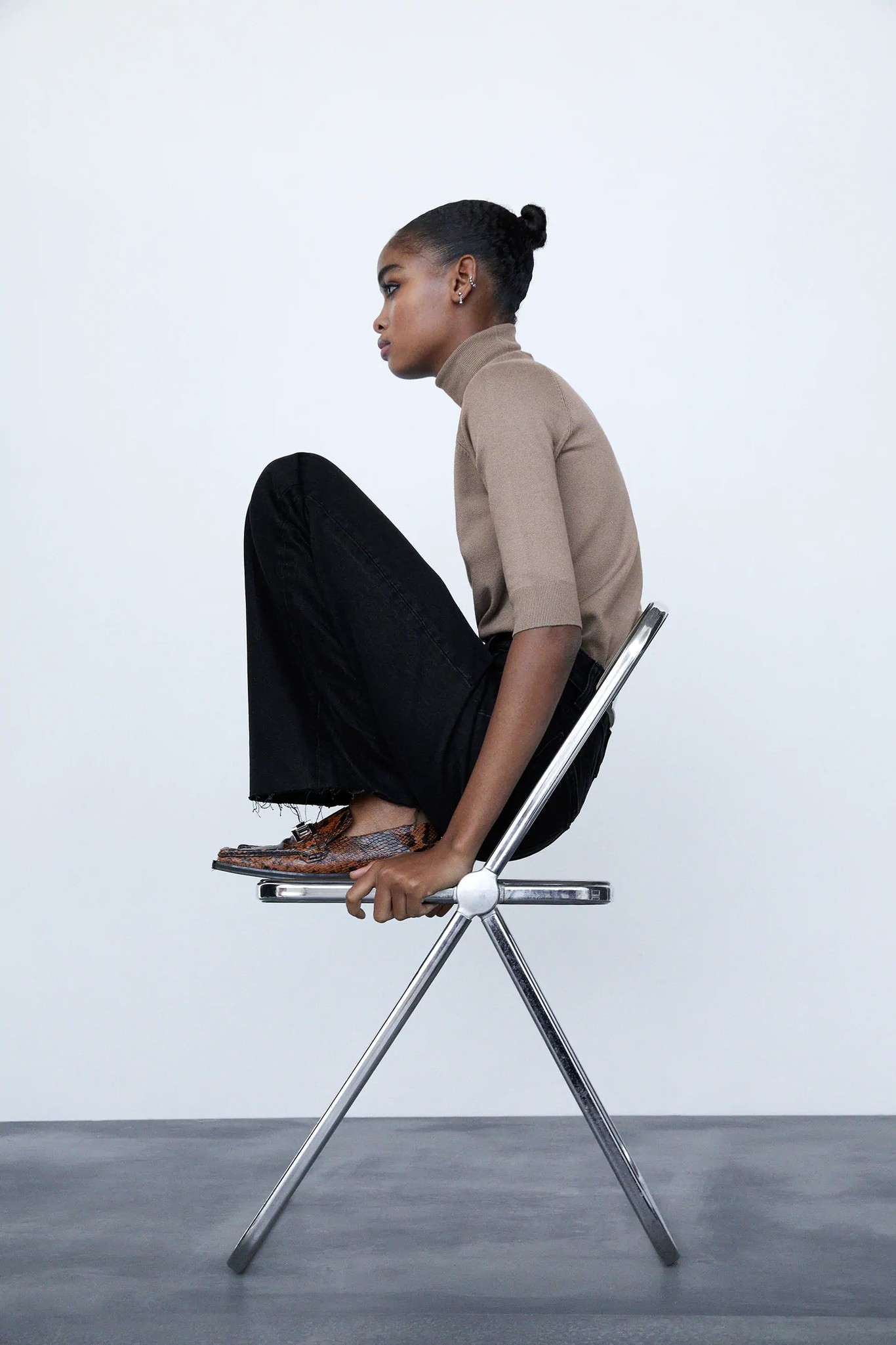 El nuevo lookbook de Zara se llena de poses imposibles y ...