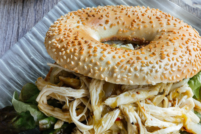 Bagel de pollo en salsa verde. Receta mexicana fusión