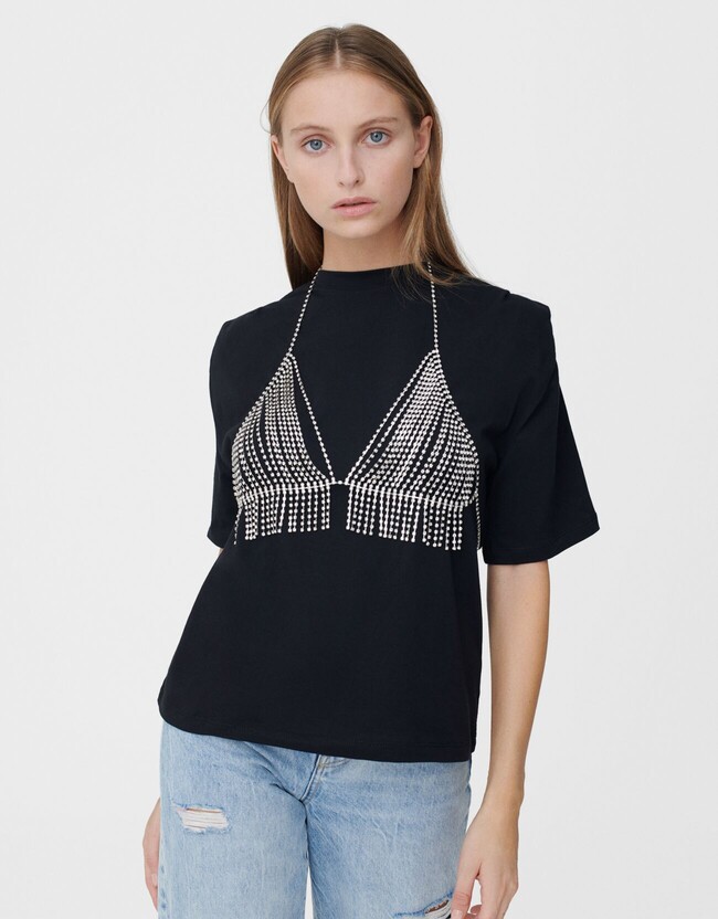 Los tops de pedrería a modo sujetador podrían convertirse en la prenda ...