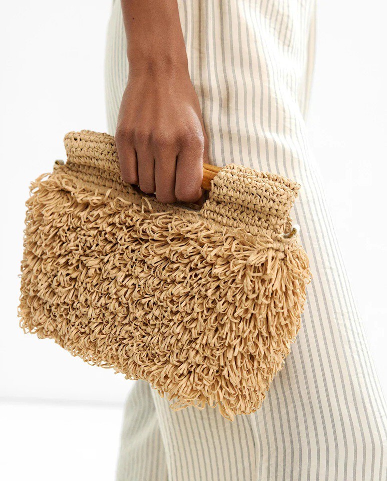 Ni cestas ni capazos. El bolso de rafia que arrasa este verano es este ...