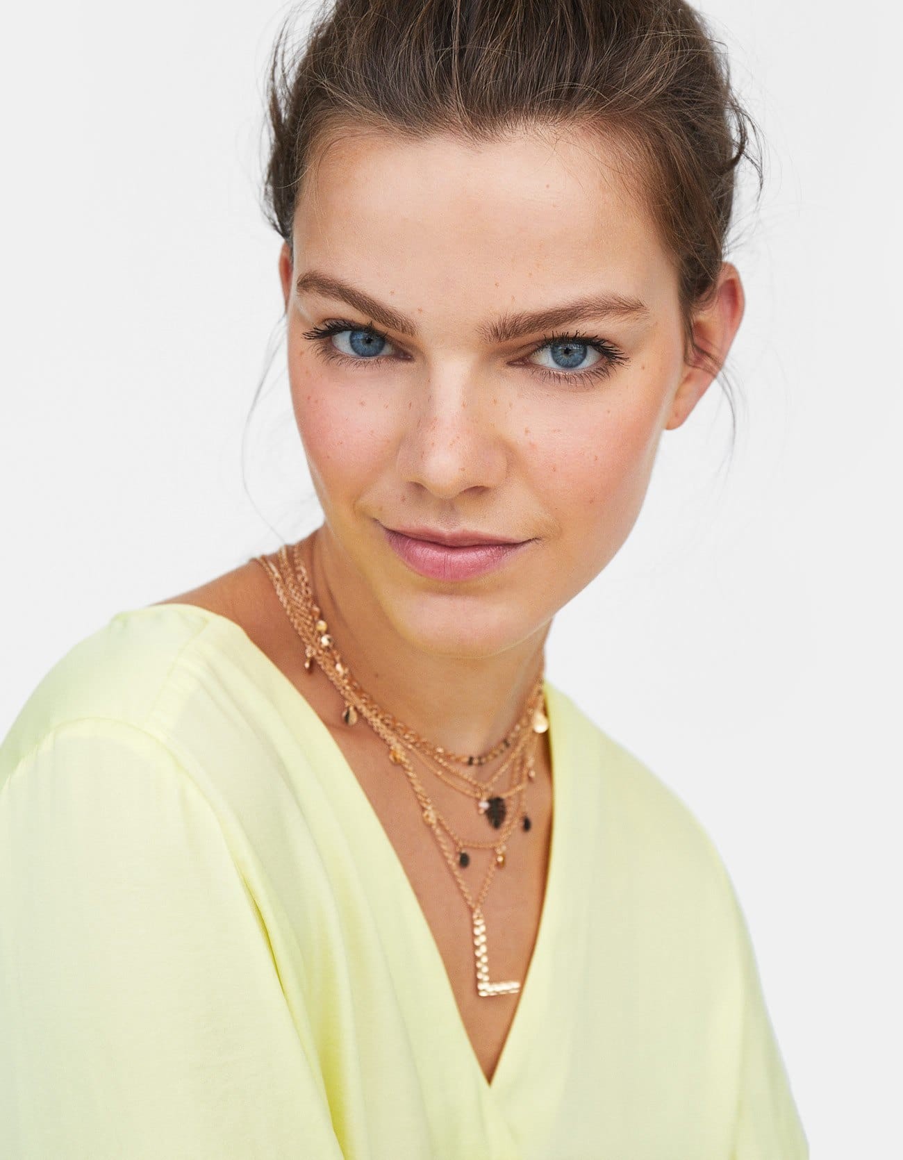Los 29 collares con iniciales de tendencia con los que querrás llevar ...