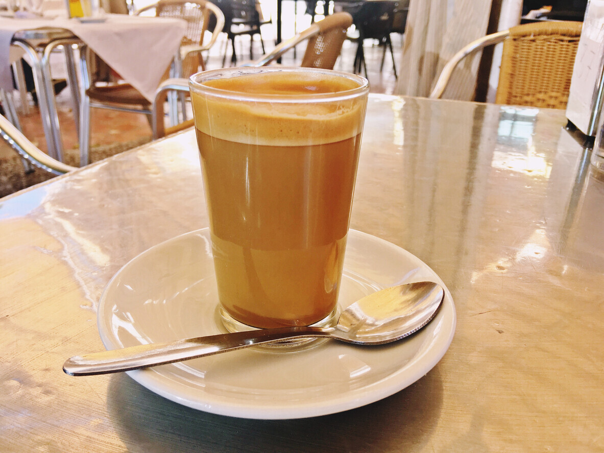 El café español es infame pero, por algún motivo, nuestro "café con ...