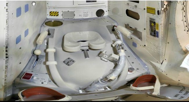 El inodoro más caro está en el espacio y el incidente de la caca flotante