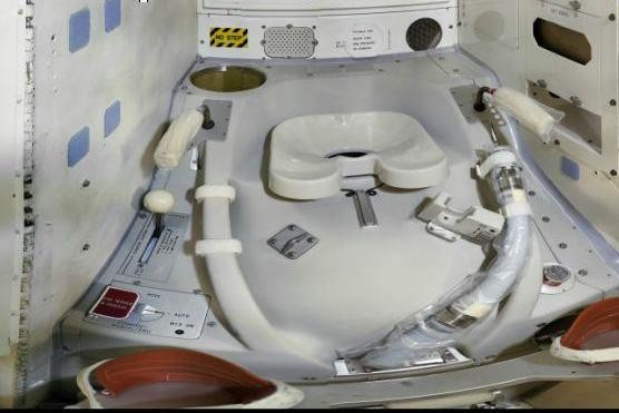 El inodoro más caro está en el espacio y el incidente de la caca flotante