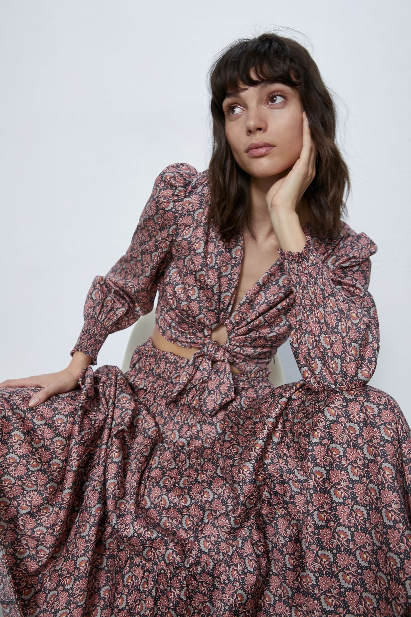 Zara tiene las 17 blusas y tops de tendencia más ideales para lucir ...
