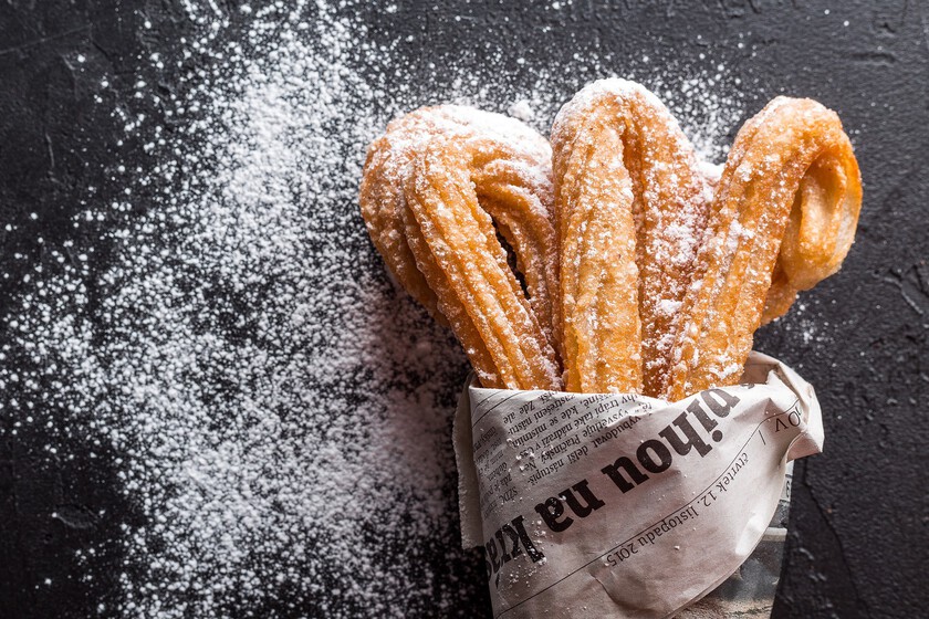 Churros azucarados con canela en polvo. Receta de postre sencillo