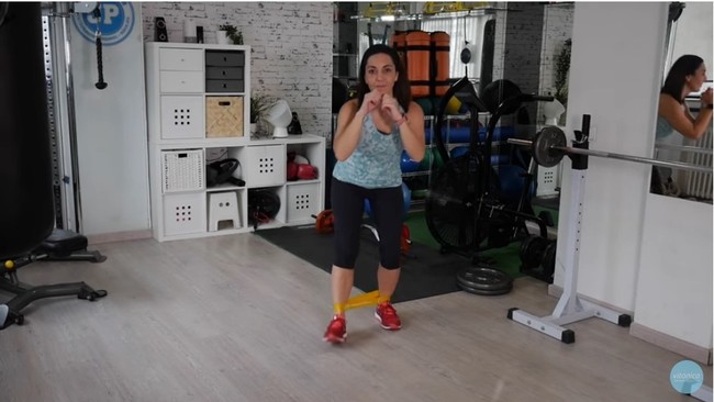Cómo hacer monster walk con una goma elástica para trabajar el glúteo medio